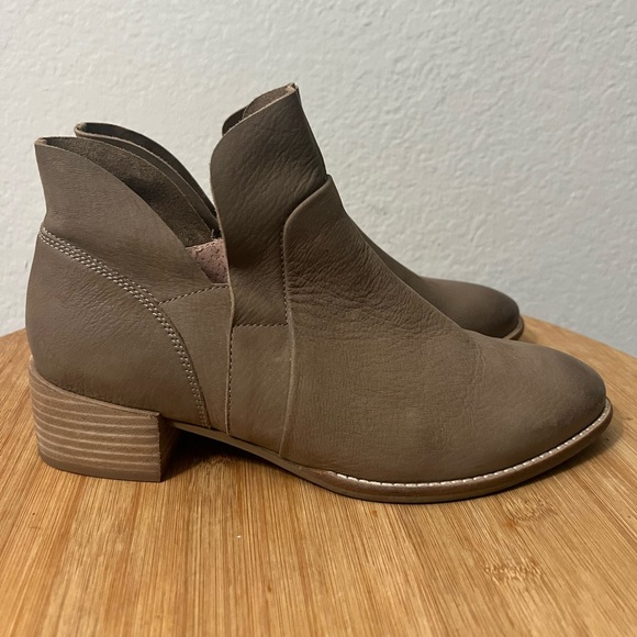 Seychelles | Shoes | Seychelles Score Ankle Boots Grey Leather Zip Low ...